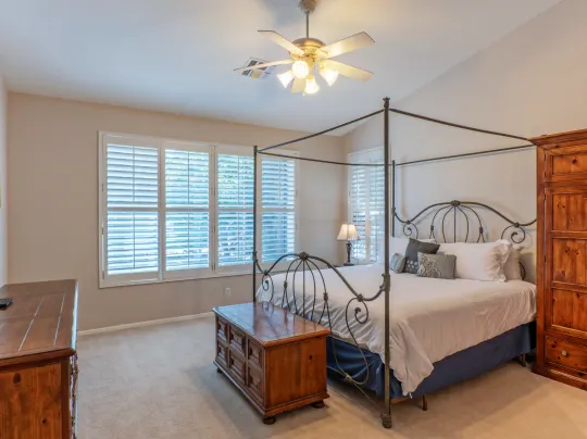 Spacious Covered Patio And Lava Rock Fire Pit - Charming Arizona Retreat - Gilbert, AZ