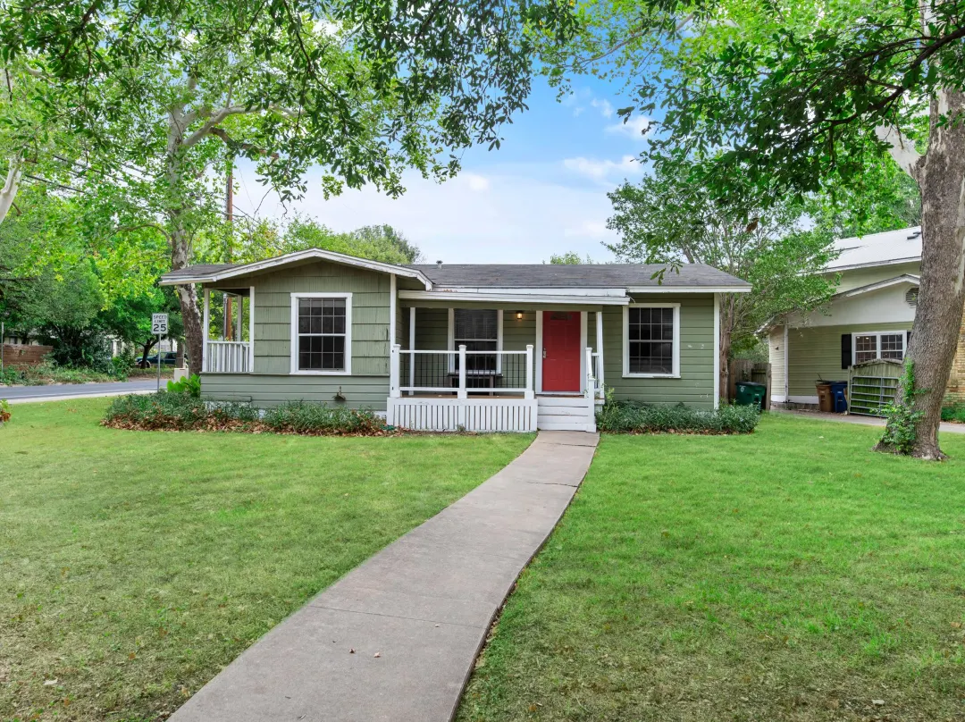 Expansive Backyard And Modern Living Space - Charming Haven - Austin