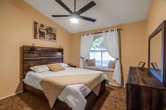 Inviting Outdoor Pool And Open Living Area - Charming Oasis - Avondale