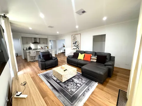 Relax In Style At Bennett Springs' Modern Retreat - Perth