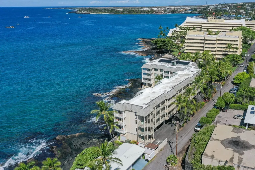 Oceanfront Sanctuary - Elevator, Parking, Wifi, Ac, Balcony - Kailua-Kona