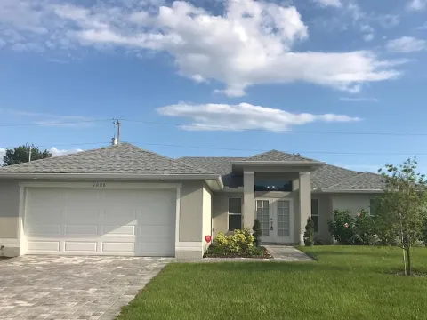 Pool With Electric Heater And Contemporary Kitchen - Charming Modern Escape - Pine Island, FL