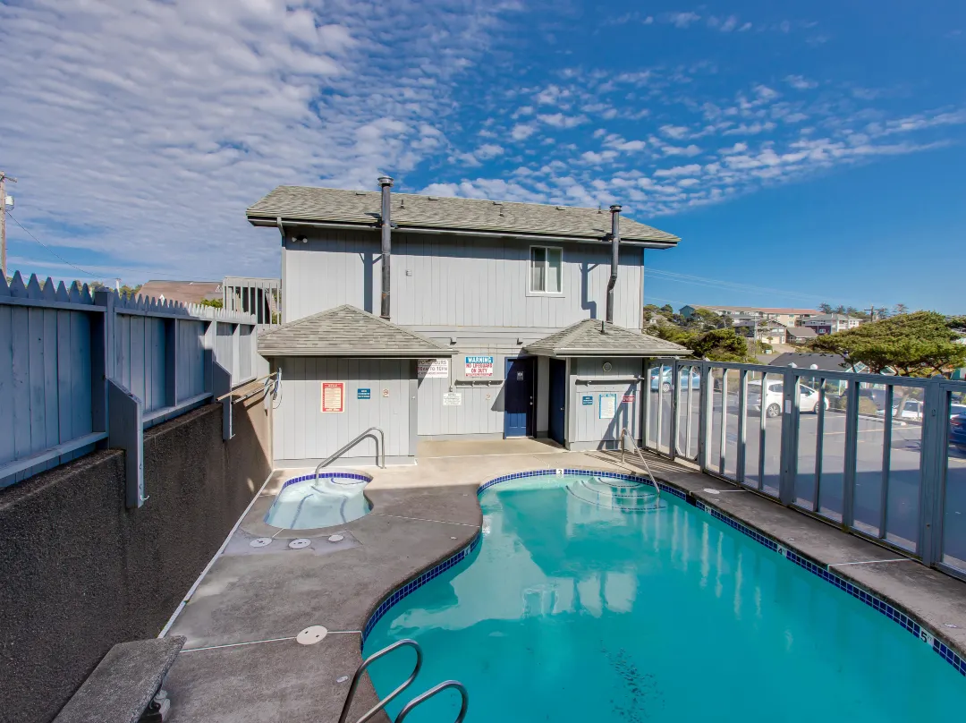 Stylish Escape W/ Shared Pool, Direct Beach Access, Private Balcony & Ocean View - Newport, OR