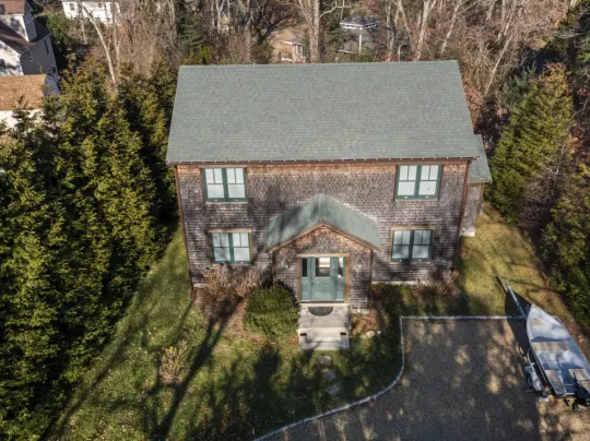 Charming Vineyard Retreat With Spacious Living And Outdoor Oasis - Inviting Escape - Oak Bluffs, MA