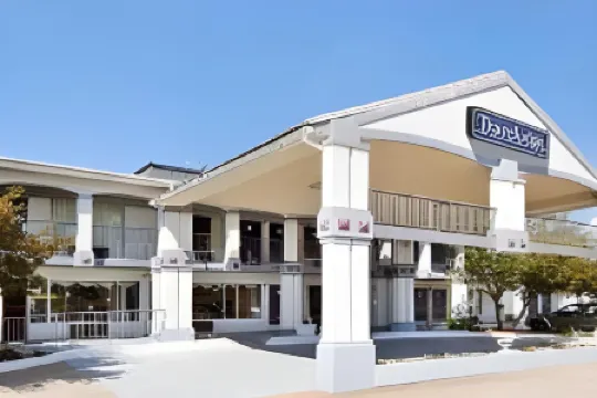 Super 8 by Wyndham Atlanta/Hartsfield Jackson Airport Reviews: 99 Real ...
