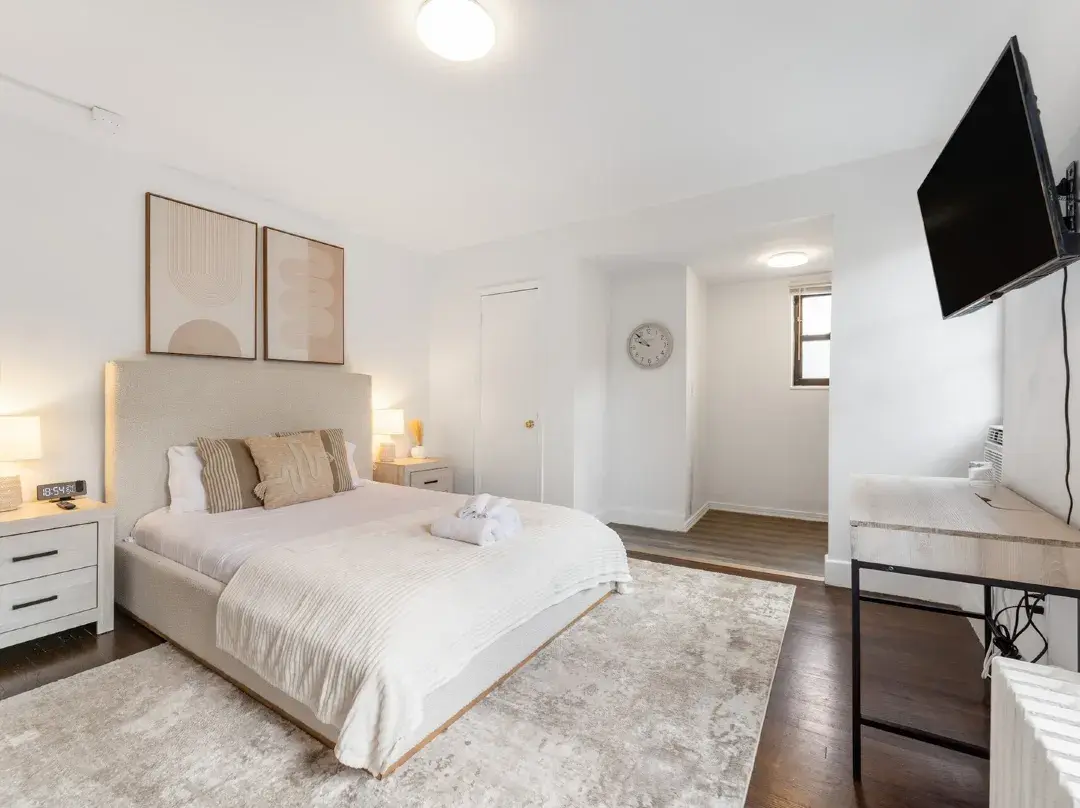 Convenient Subway Access And Cozy Living Space - Inviting Urban Retreat - Staten Island, NY