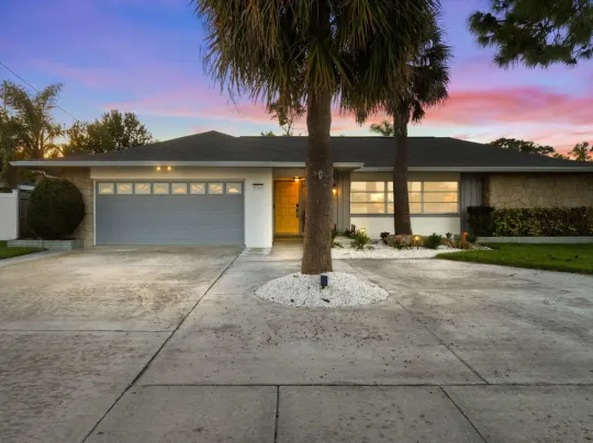 Private Pool And Gourmet Kitchen Retreat - Exquisite Coastal Oasis - Madeira Beach, FL