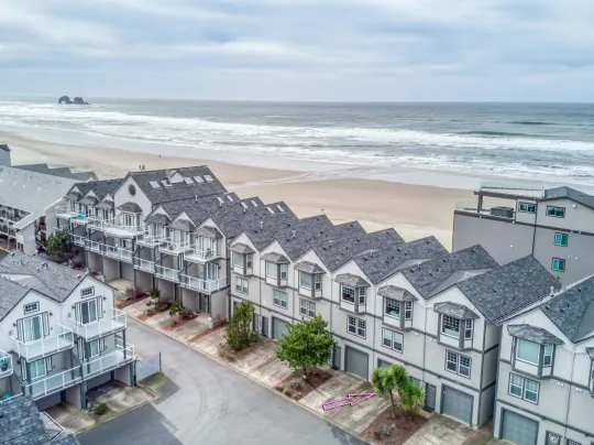 Oceanfront Escape With Stunning Southern Views - Luxurious Coastal Haven - Tillamook, OR