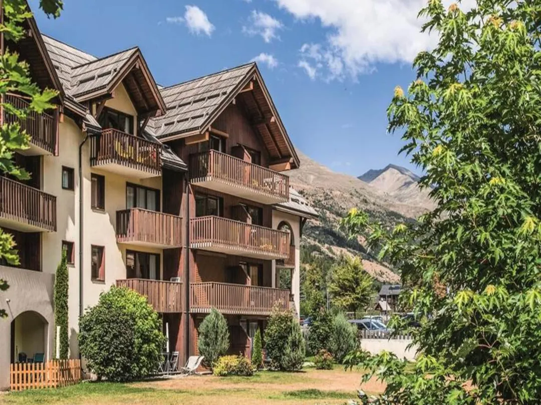 Apartment In France Near Resort Center & Pool - Le Monêtier-les-Bains