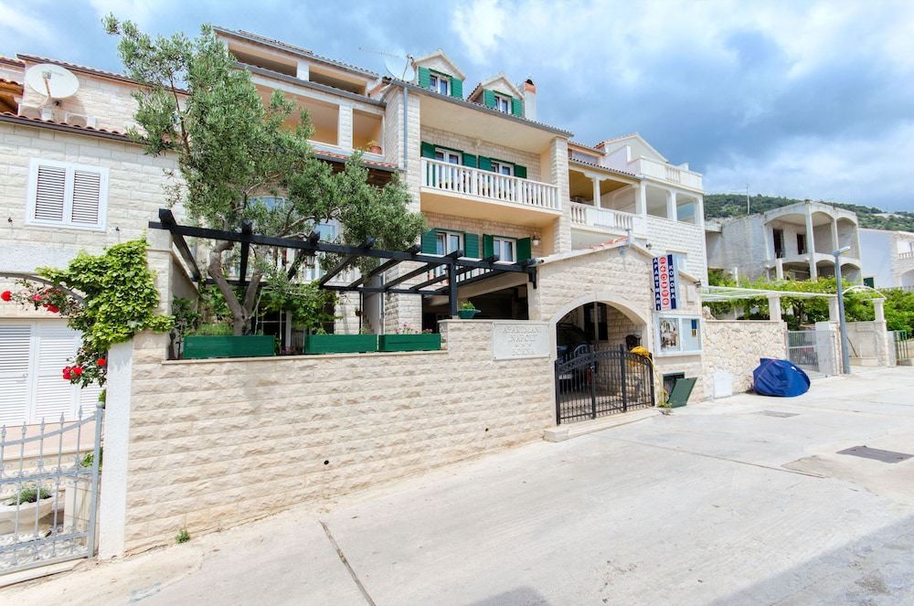 Apartments And Room Napoli - Brač
