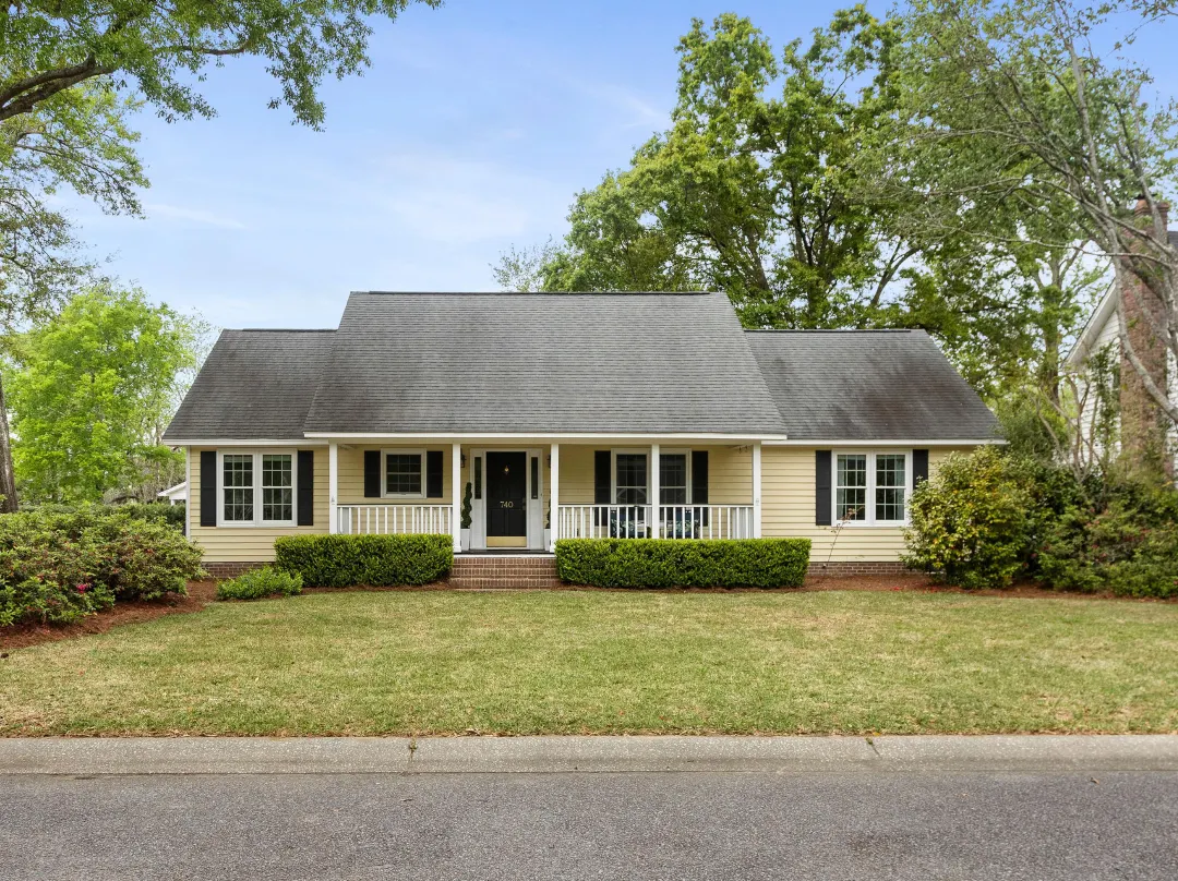 Stylish Retreat - Spacious Living, Sun Room, Jacuzzi, Patio - Mount Pleasant, SC