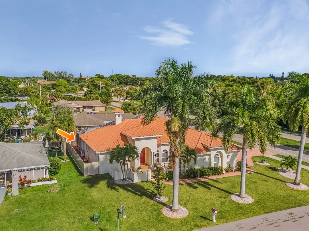 Pool, Outdoor Bar And Spacious Living - Gorgeous Tuscan Retreat - Cape Coral