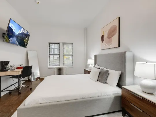 Comfortable Workspace And Cozy Atmosphere - Inviting Brooklyn Retreat - Staten Island, NY