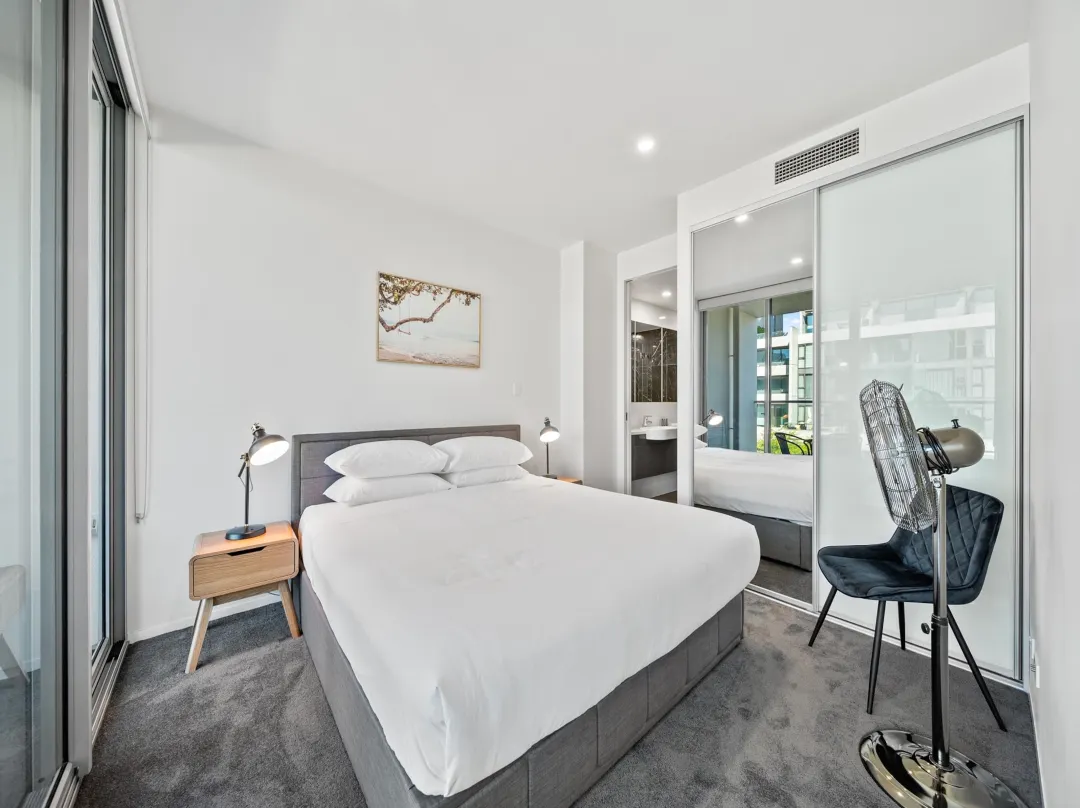Stylish 1-bed Retreat Steps From Foreshore - Canberra