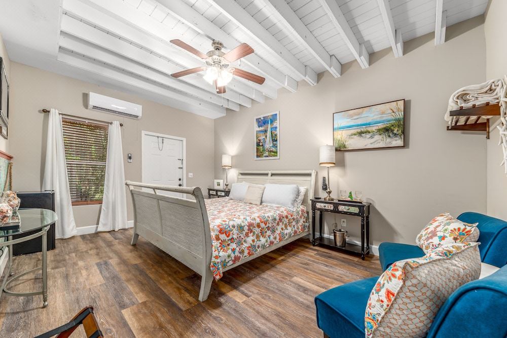 The Breezy Inn - Jensen Beach, FL