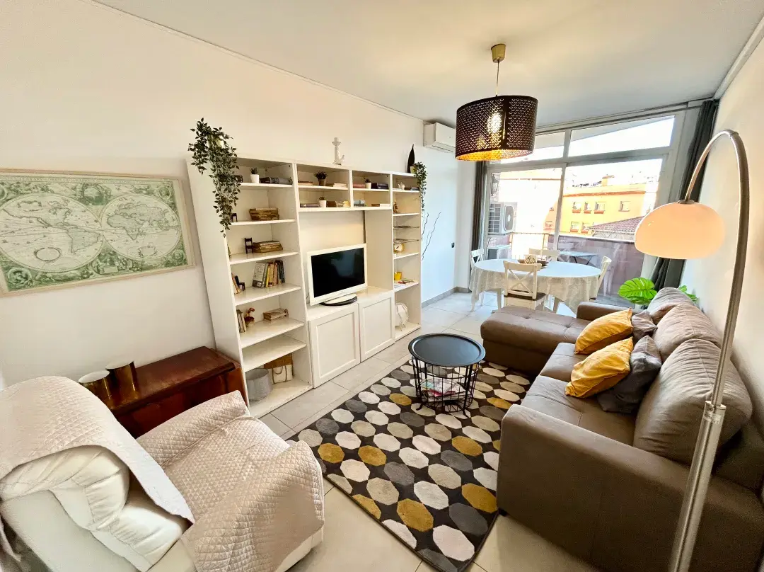 Piso Grande En Una Zona Muy Tranquila Y Bien Comunicada - Barcellona