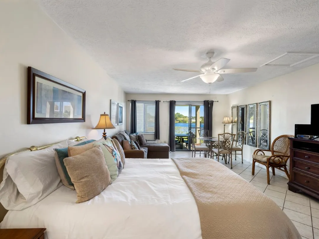 Lakefront Views And Community Pool - Charming Waterfront Retreat - Panama City Beach