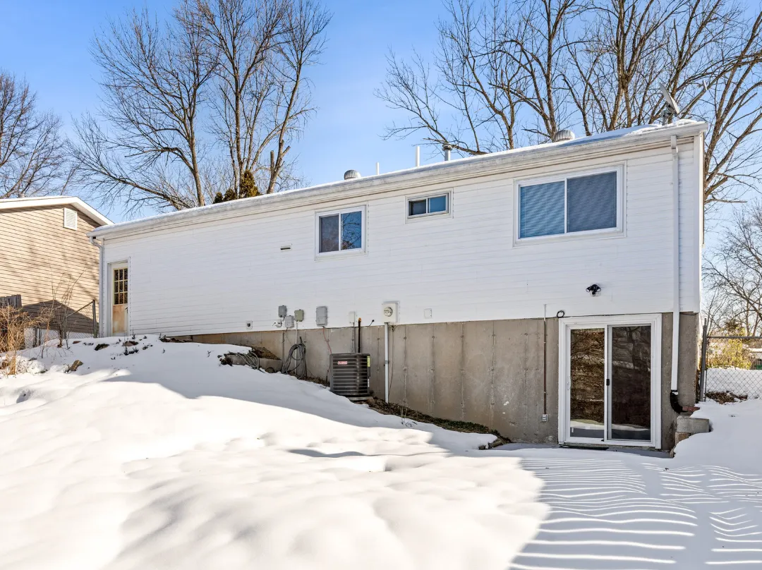 Spacious Home With Entertainment And Fenced Yard - Charming Retreat - O'Fallon, MO