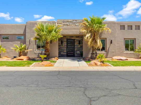 Private Courtyard With Pool And Fire Pit - Stylish Retreat - Hurricane