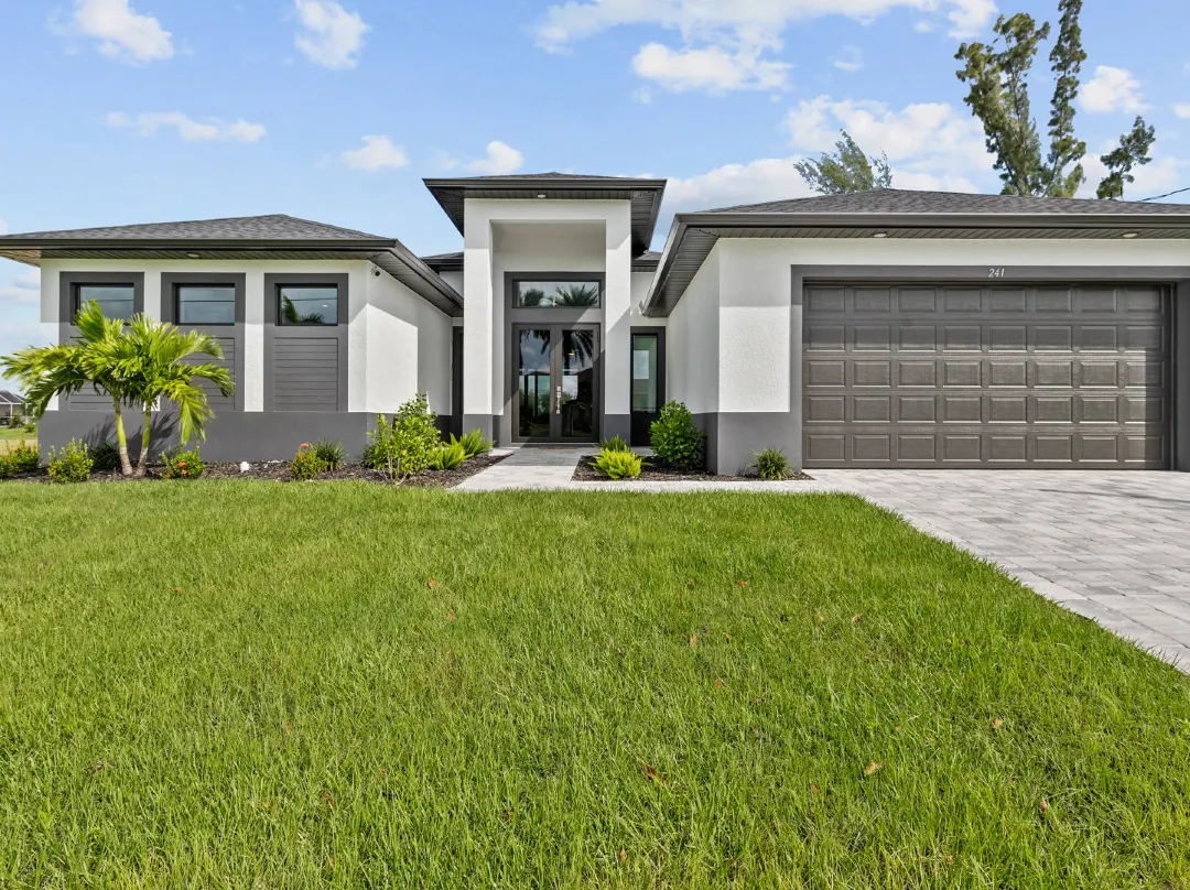 Private Electric Heated Pool And Serene Canal - Stunning Modern Retreat - Cape Coral