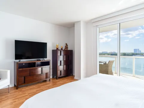 Golden Bay 805 - Aventura, FL