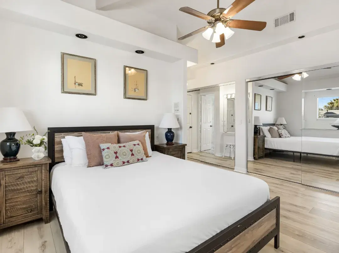 Shared Dock And Luxurious Hot Tub - Gorgeous Waterfront Retreat - Huntington Beach, CA