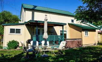Mill town location by the river w/hot tub, Bonner-West Riverside – Save ...