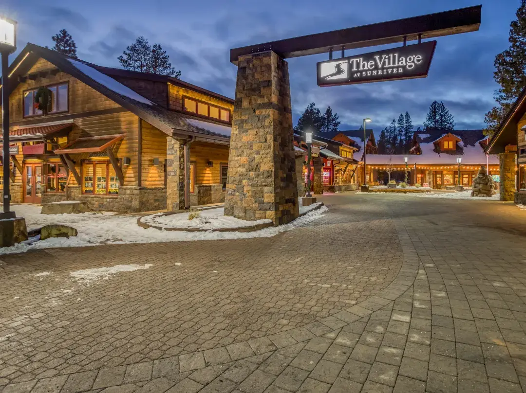 Spacious Decks And Hot Tub - Beautifully Inviting Retreat - Sunriver, OR