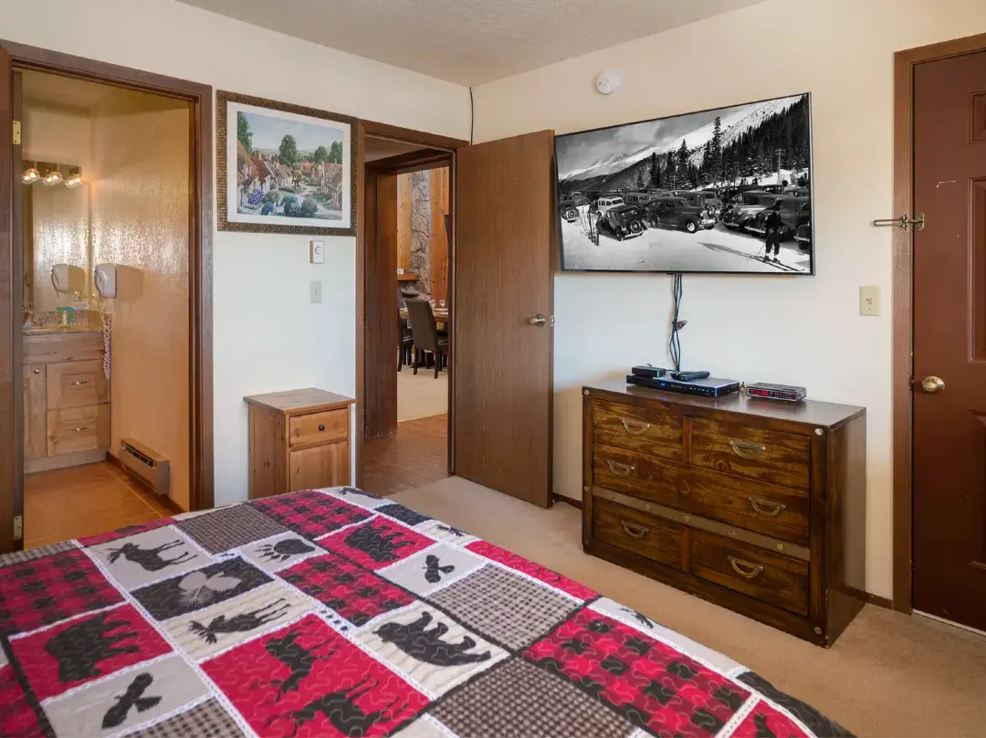 Elegant Kitchen And Cozy Living Area - Charming Winter Park Retreat - Fraser, CO