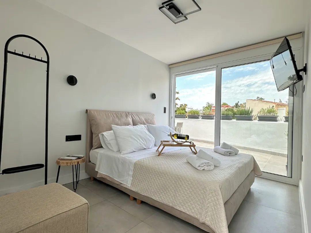 Step One | Luxury Suites Right In The Heart Of Acropolis Next To Metro Station - Athens