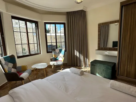 1/ Antika Jabalal-lovebdeh - Amman