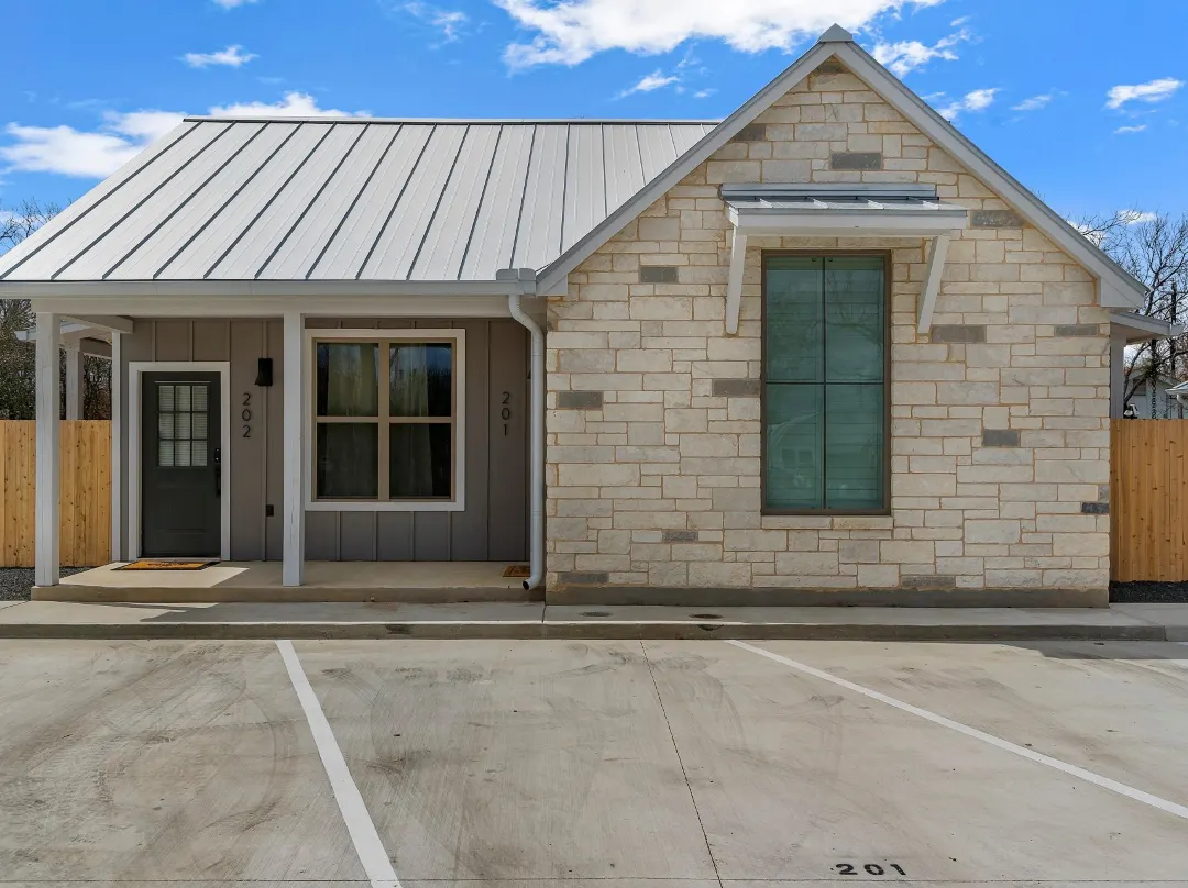 Spacious Private Patio With Electric Grill - Stylish Modern Retreat - Fredericksburg, TX