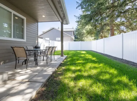 Cozy Yard And Fireplace - Stylish Spokane Valley Retreat - Spokane Valley, WA