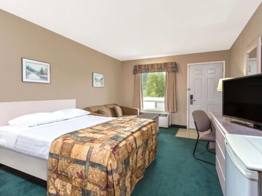 Super 8 By Wyndham Golden - Golden