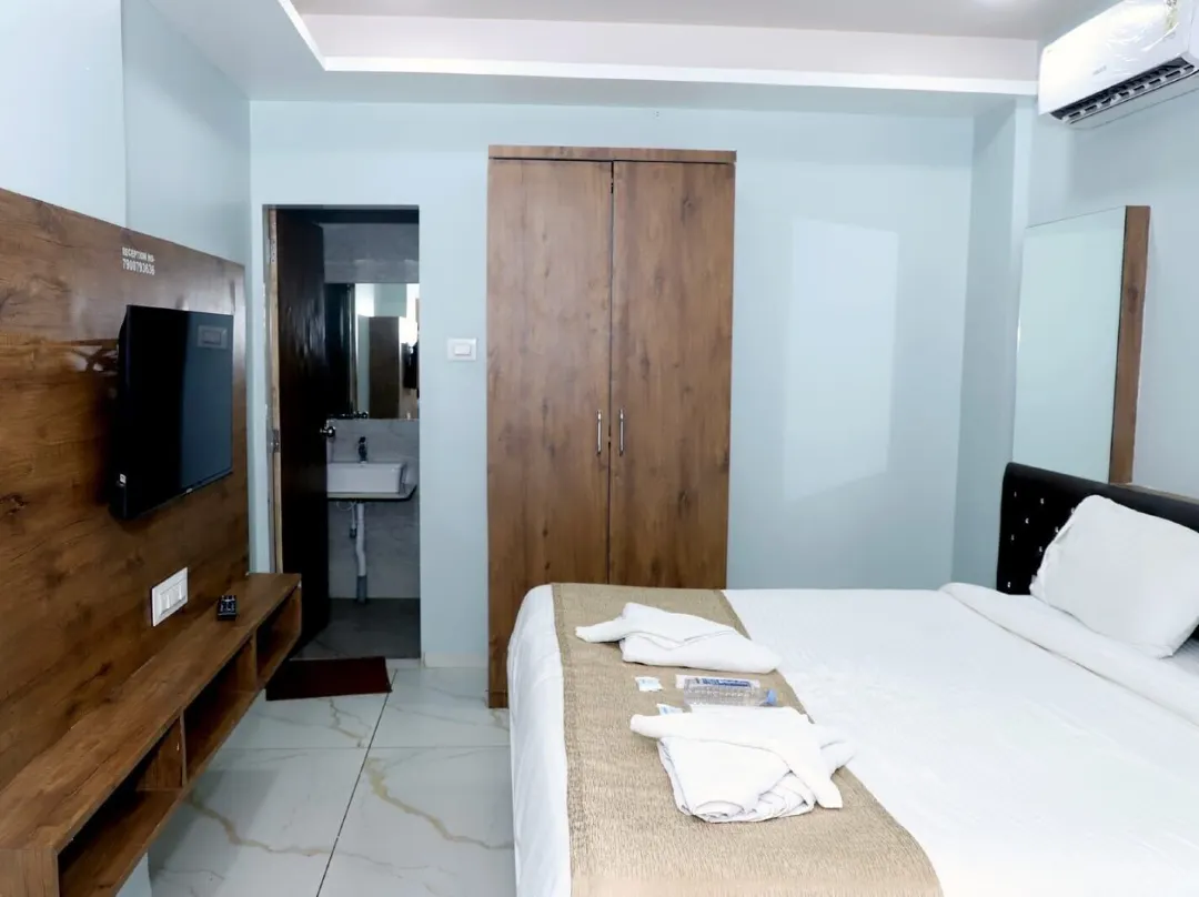 Twarita Executive Lodge - Tuljapur