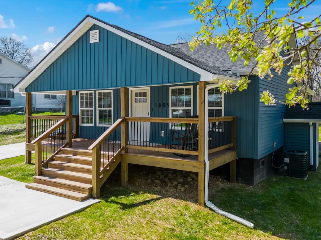 Cozy Backyard With Fire Pit And Modern Amenities - Charming Hideaway - 布萊恩