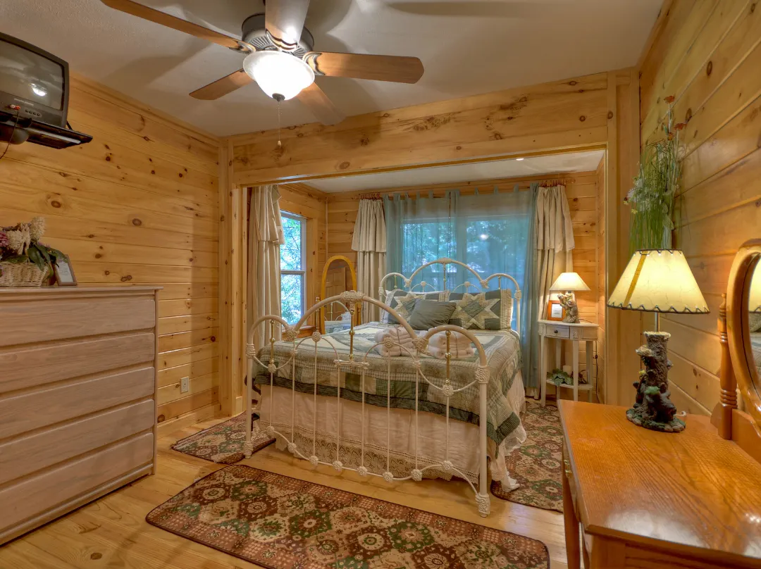 Toccoa River Frontage And Private Balcony - Charming Tranquil Cabin - Blue Ridge, GA