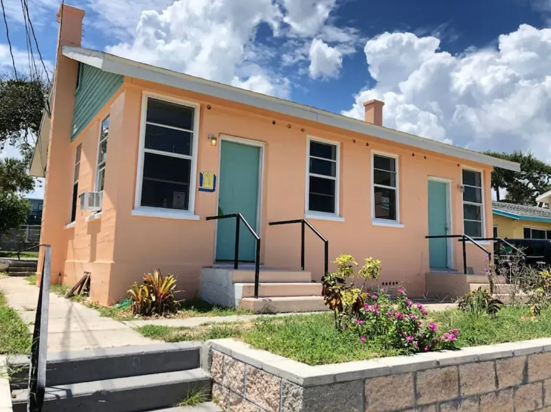 Steps To Beach And Ocean Center With Parking Passes - Tropical Oasis - Daytona Beach, FL