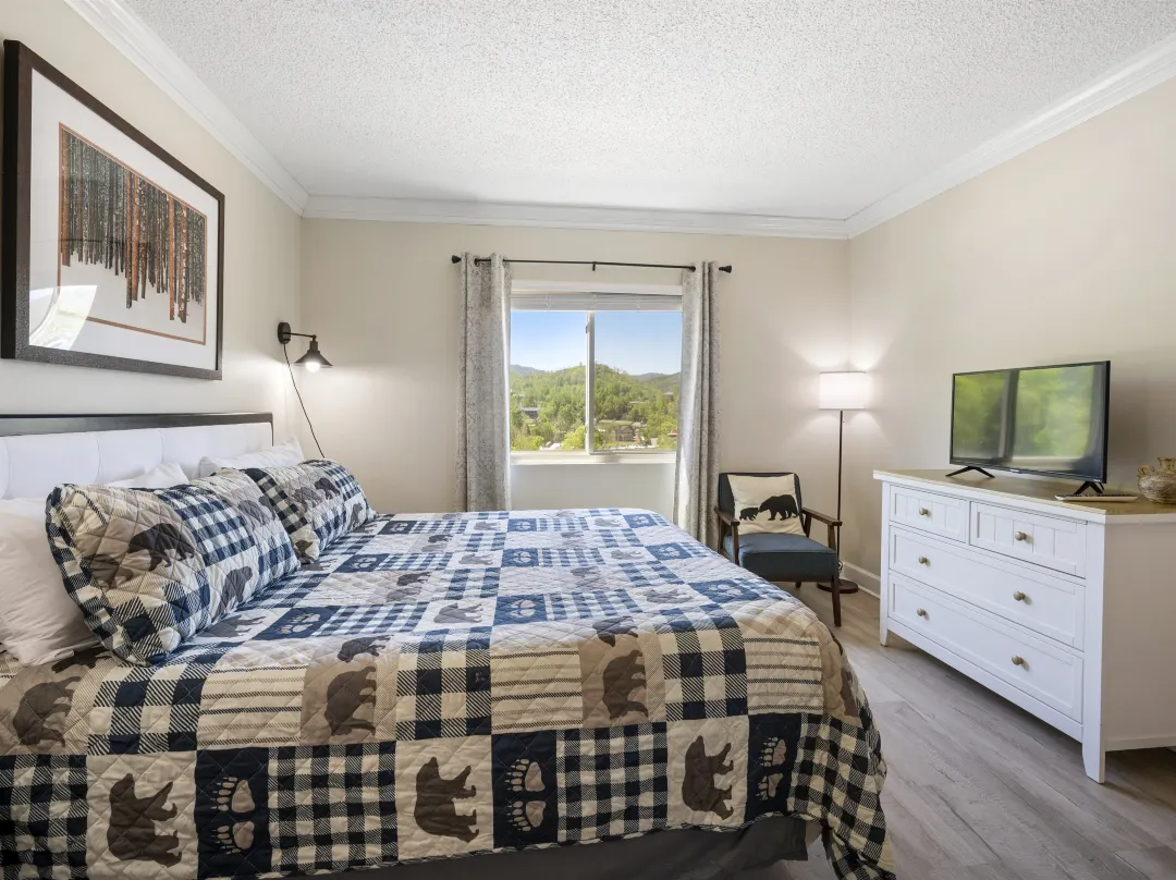 Mountain Views And Seasonal Pool - Charming Downtown Retreat - Gatlinburg, TN