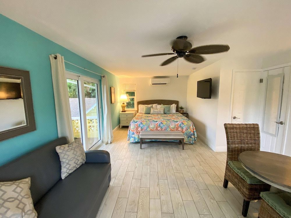 The Pearl Beach Inn - Englewood, FL