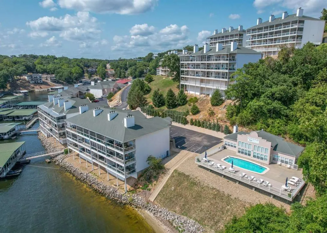 Elevated Views, Pools And Pickleball Access - Stunning Escape - Lake Ozark, MO