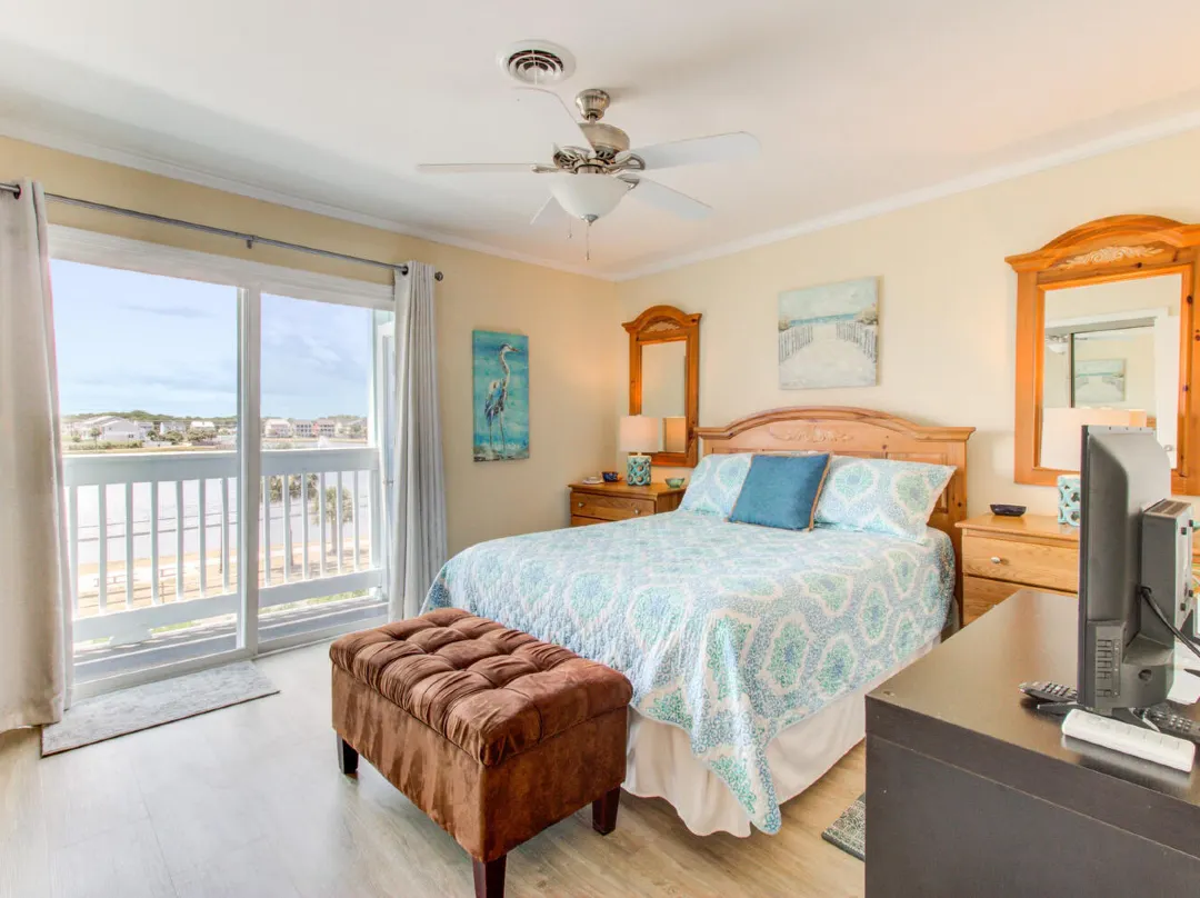 Ocean And Lake Views With Balconies - Charming Coastal Getaway - Carolina Beach, NC