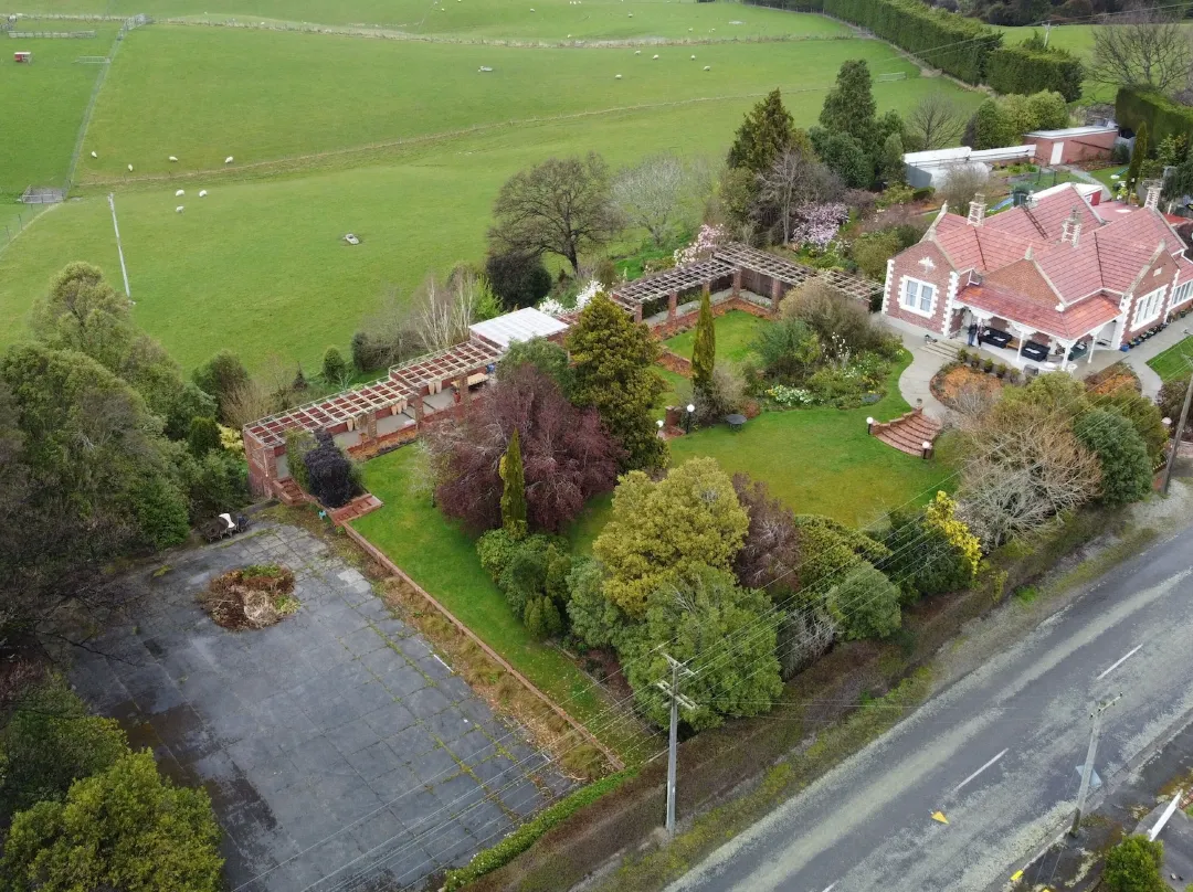 The Fern & Thistle Luxury Accommodation- Drinks, Hotpool, Sauna - South Island