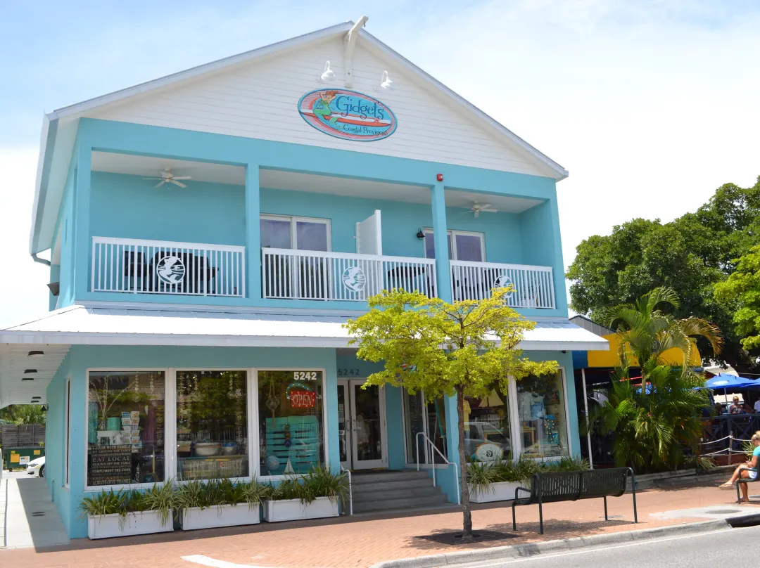 Direct Beach Access And Inviting Community Pool - Charming Escape - Siesta Key, FL