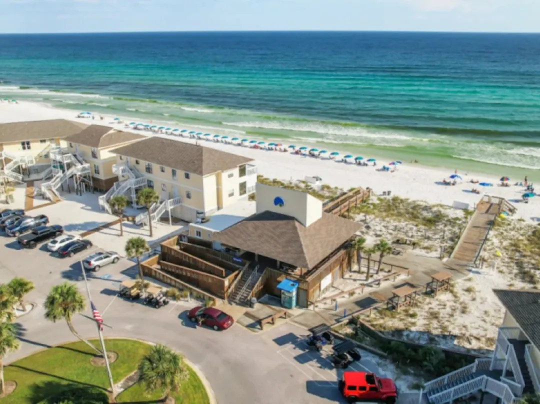 Spacious Deck And Stunning Golf Course Views - Charming Coastal Retreat - 德斯坦