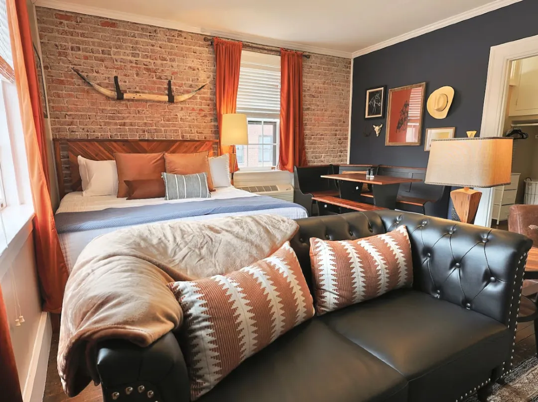 Historic Suite With Modern Amenities And Free Parking - Charming Oasis - Knoxville, TN