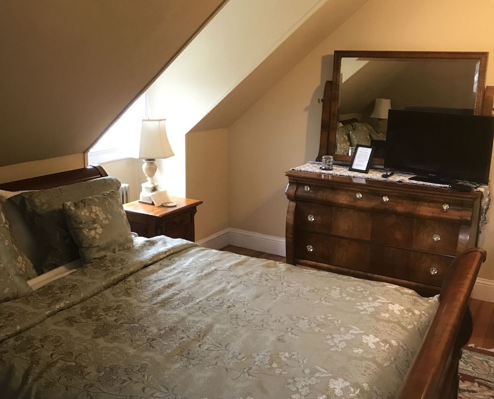 Edgewood Manor - Cranston, RI
