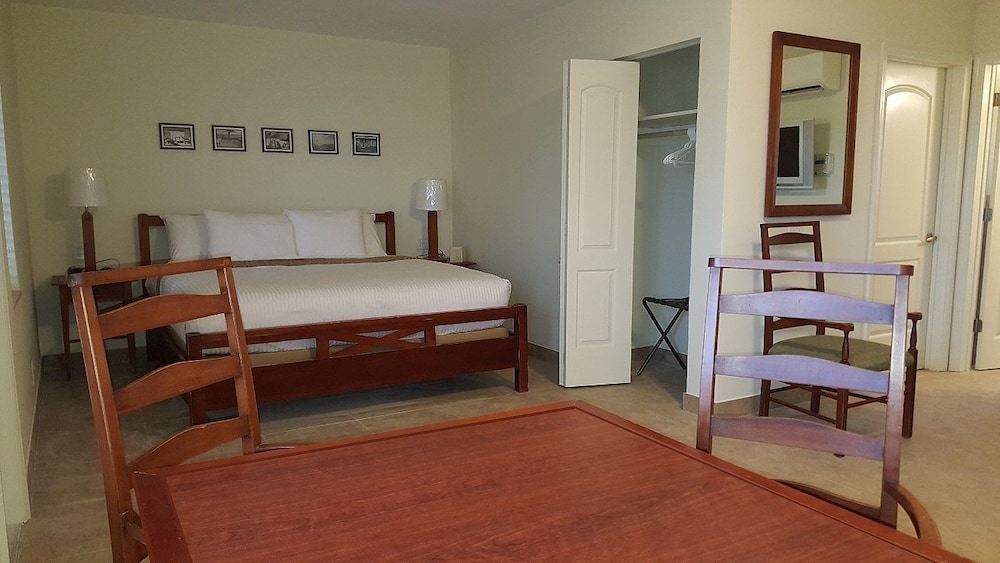 Le Cabanon Motel - Pompano Beach, FL