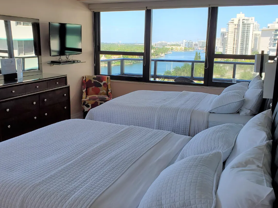 Beach-pool Corner Bachelorette Great Views - 1420 - Miami Beach, FL