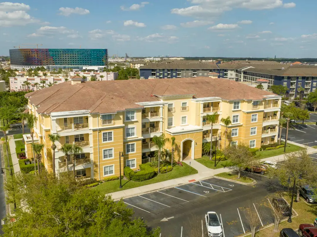Balcony, Pool And Resort Amenities Await - Charming Retreat - Orlando